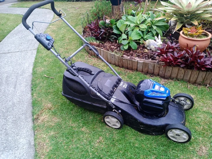 Victa 82V Power Cut 883241 reviews | ProductReview.com.au